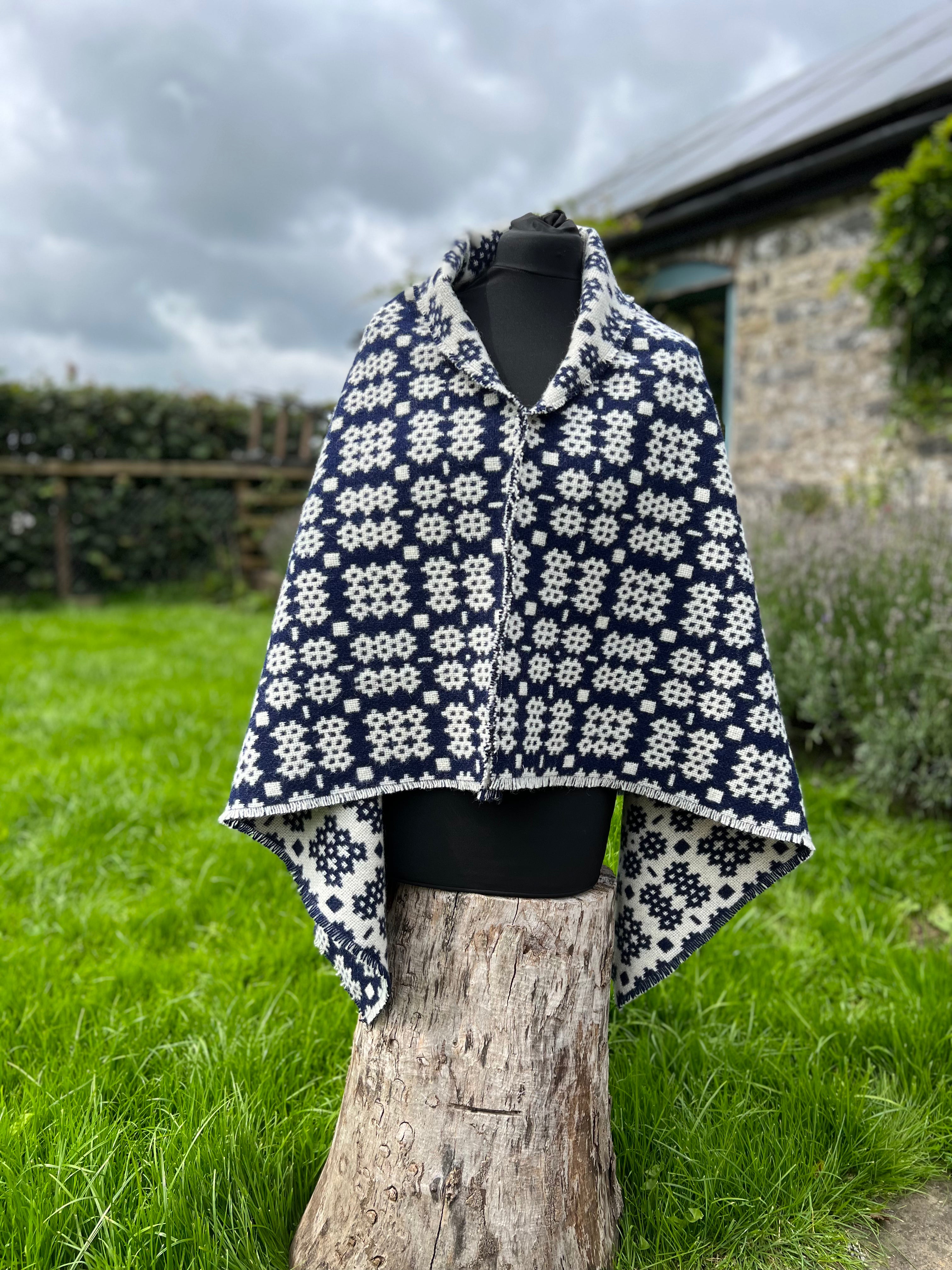 Welsh Tapestry Poncho - Glas Tywyll & Glass Golau – Welsh Tweed