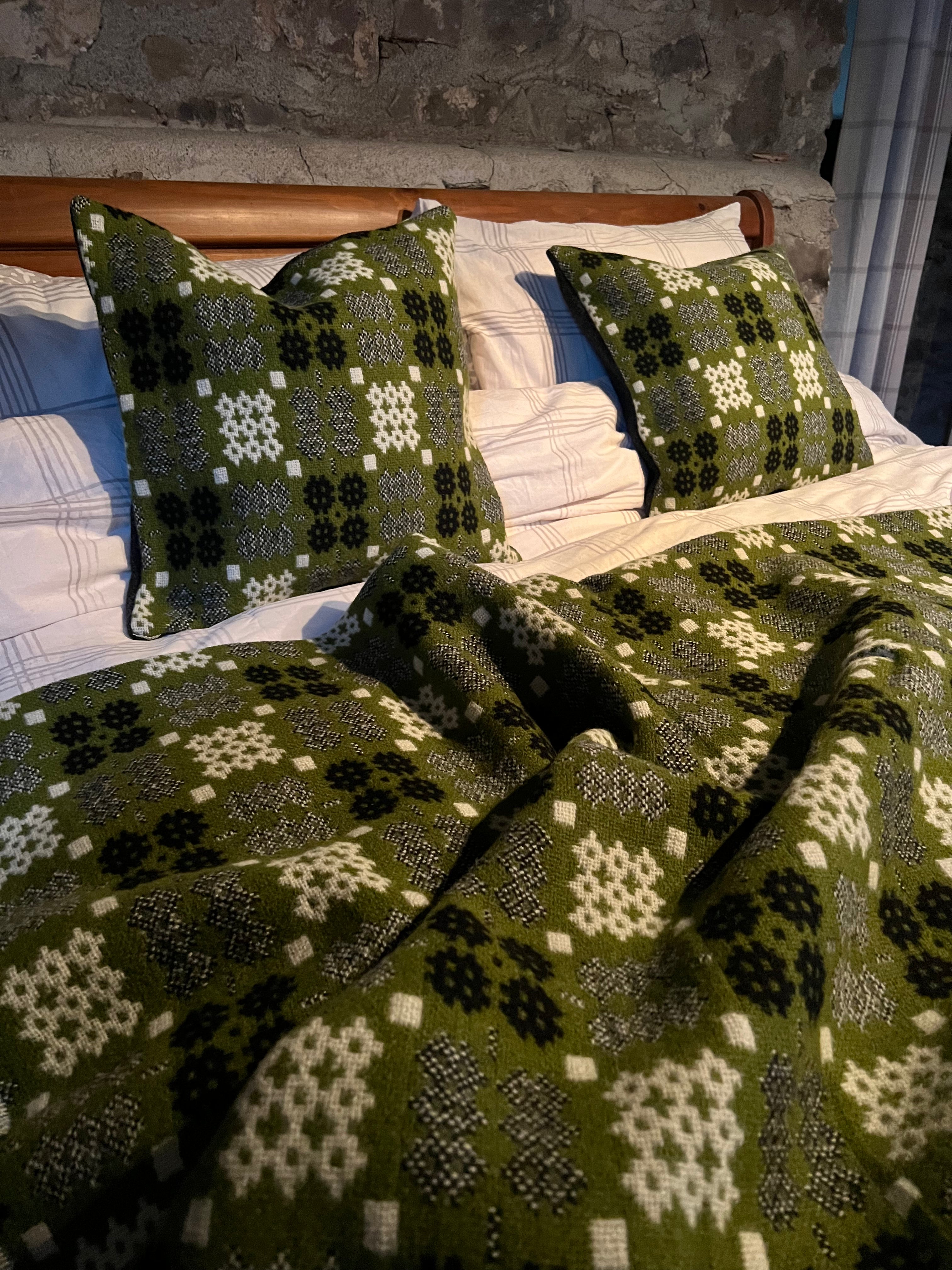 * Bundle * Welsh tapestry - GWYRDD, GWYN & DU - cushions & throw ...