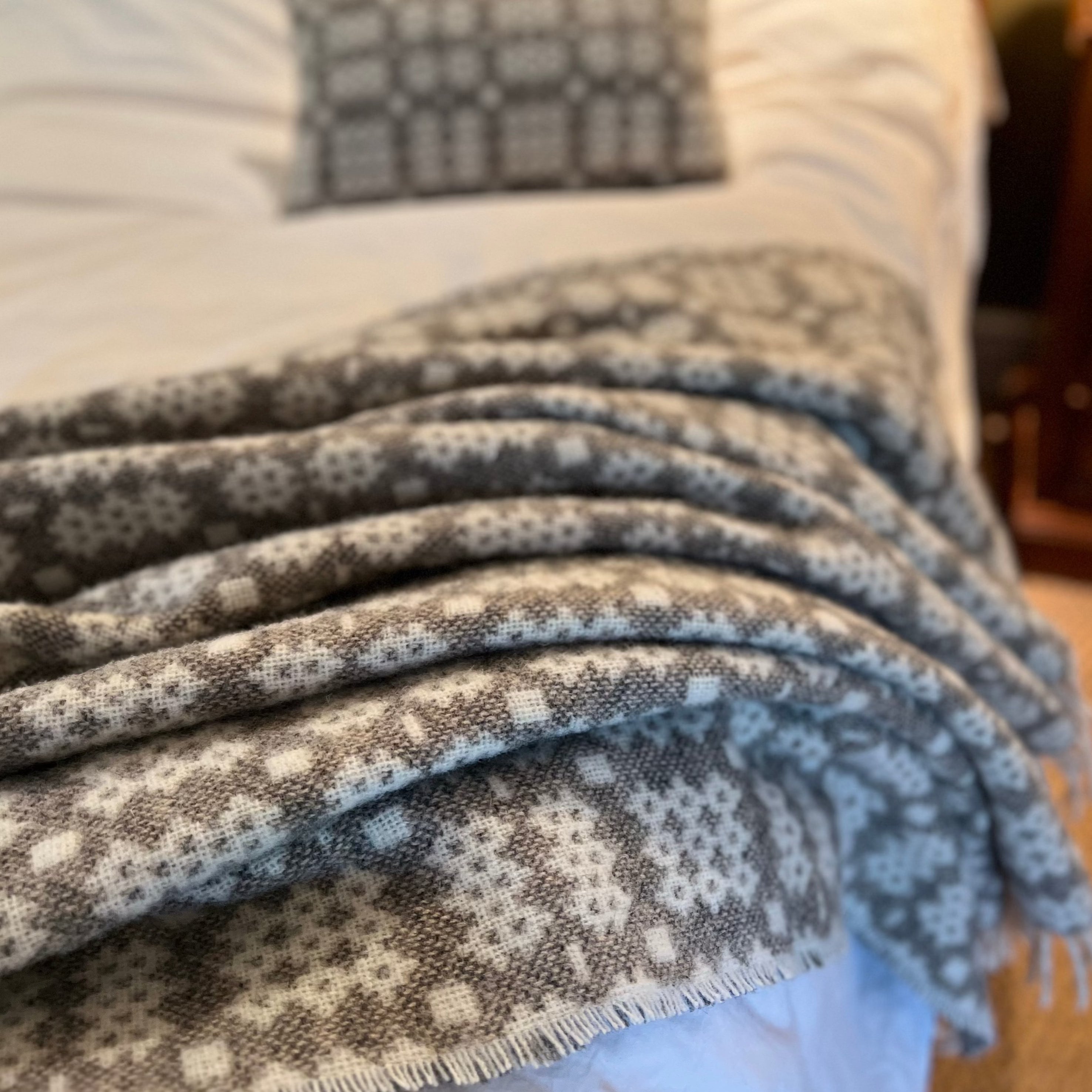 Welsh Tapestry Throw - Llwyd & Gwyn – Welsh Tweed